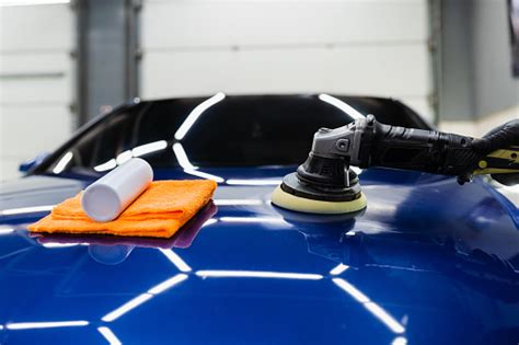 스크래치를 제거하기 위해 궤도 광택기로 연마하는 연마 페이스트 자동차 자동차에 대한 최종 연마를 만드는 세부 자동차 서비스의 작업자 닦기에 대한 스톡 사진 및 기타 이미지