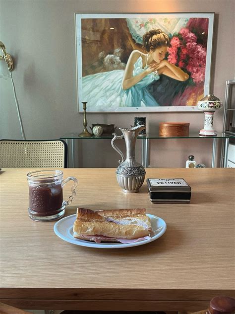 동림 빈티지 인테리어 · 홈 스타일링 엄마가 싸준 알록달록 방울토마토들 덕에 여름의 맛을 느끼며 시작하는 월요일🍅 ⠀ 집스타그램 집꾸미기 홈스타그램 홈스타일링