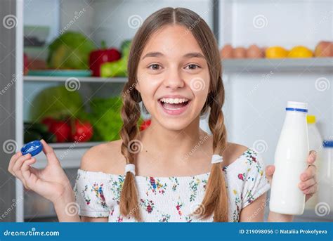 靠近冰箱的女孩 库存照片 图片 包括有 家庭 营养 节食 食物 开放 愉快 女孩 白种人 219098056