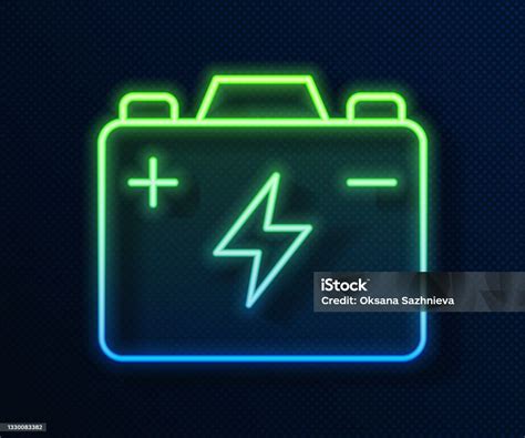 파란색 배경에 고립 된 빛나는 네온 라인 자동차 배터리 아이콘 어큐뮬레이터 배터리 에너지 전력 및 전기 축적기 배터리 벡터 다중 색상에 대한 스톡 벡터 아트 및 기타 이미지
