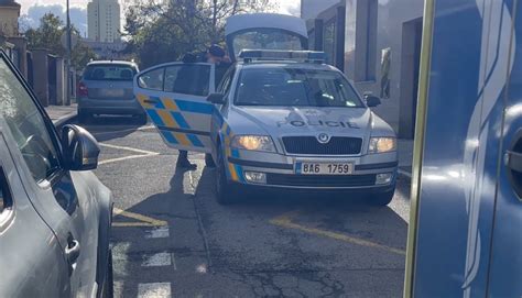Galerie Muž V Dámských šatech Přepadl V Praze ženu 65 Ukradl Jí
