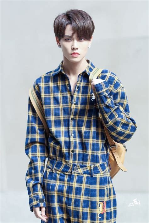 Pin En Lin Yanjun Cantantes Celebridades