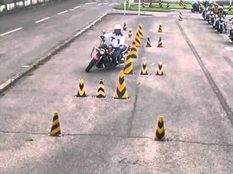 バイク免許 大型自動二輪 スラロームコースの教習風景教官 YouTube