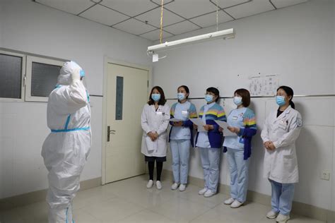 北大荒集团宝泉岭医院开展 二级防护用品穿脱流程”演练考核北大荒集团宝泉岭医院