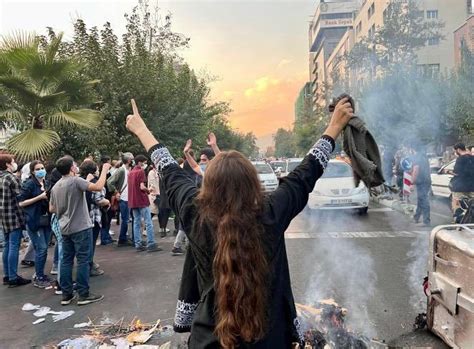 Las Protestas Por La Imposición Del Hiyab En Irán Suscitan Llamadas