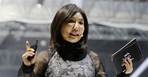 축사하는 강윤선 준오헤어 대표