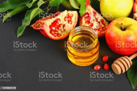 로 시 Hashanah 유태인 새 해 휴일 개념입니다 전통적인 기호입니다 사과 꿀 석류입니다 공간에 복사 합니다 Tishrei에
