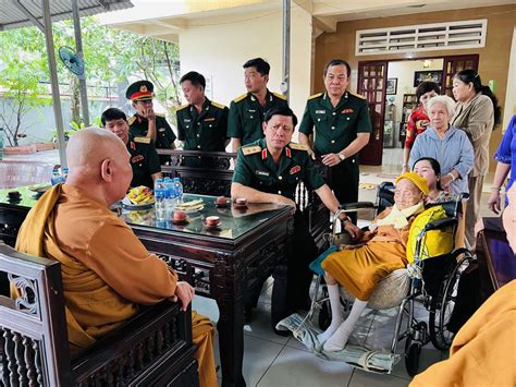 Trung TƯỚng TƯ LỆnh QuÂn Khu 7 ThĂm SƯ BÀ MẸ ViỆt Nam Anh HÙng ThÍch NỮ
