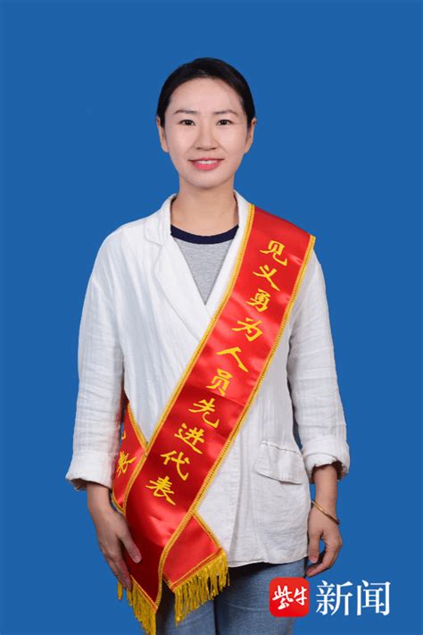 潘磊车祸现场蹲地救人军队女医生上演最好的胎教 老人 伤者 网友