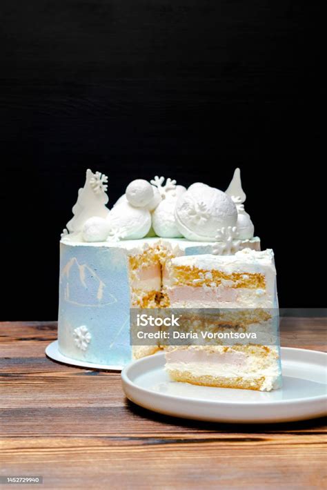 흰색 파란색 스폰지 코코넛 맛있는 바닐라 크림 프로스팅 케이크는 큰 둥근 마시멜로 초콜릿 눈송이 전나무 딸기 층과 컷 조각 달콤한 디저트로 장식 코코넛에 대한 스톡 사진 및