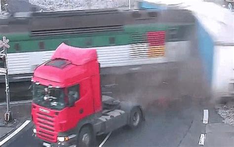 卡車司機疲勞駕駛穿過鐵軌，下車後他一直在謝天謝地 每日頭條