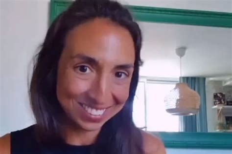 Influencer contou no Instagram que mergulha a filha de anos em água fria quando faz birras