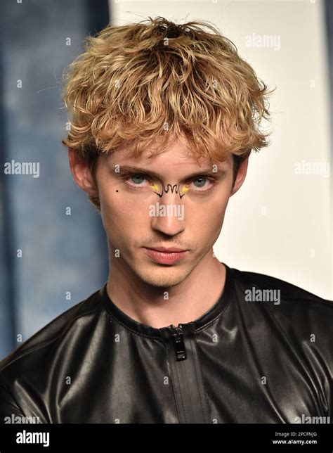 Troye Sivan Arriving At The Vanity Fair Oscar Party Held At The Wallis