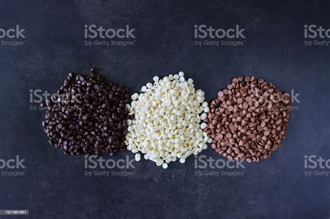 검은 배경 높은 보기에 우유 흰색과 다크 초콜릿 칩의 개별 더미의 행의 이미지 0명에 대한 스톡 사진 및 기타 이미지 0명