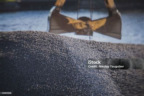 도크 터미널에서 벌크 자재로 작업화물 선박 무거운 차량 및 포털 크레인 로더에서 대량 처리 크레인 하역 모래 도로 금속 및 자갈 건설 현장에 대한 스톡 사진 및 기타 이미지