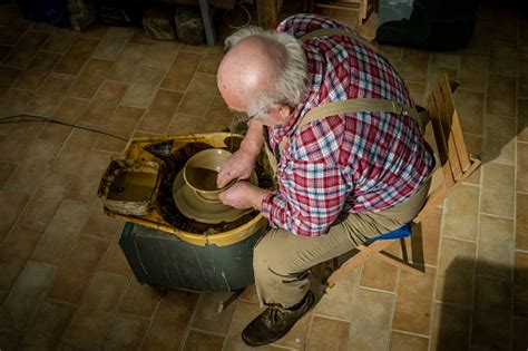 도자기 바퀴가 달린 점토 그릇을 만드는 시니어 마스터 포터 70 79세에 대한 스톡 사진 및 기타 이미지 70 79세 갈색 공예 Istock