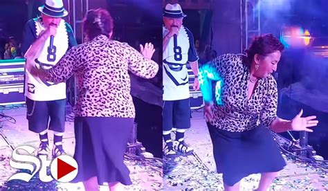 Mujer Mayor Sorprende En La Laguna Con Sus Pasos De Baile Junto A