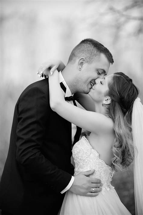 Imagen Gratis Beso Caballero Traje Corbata De Moño Feliz