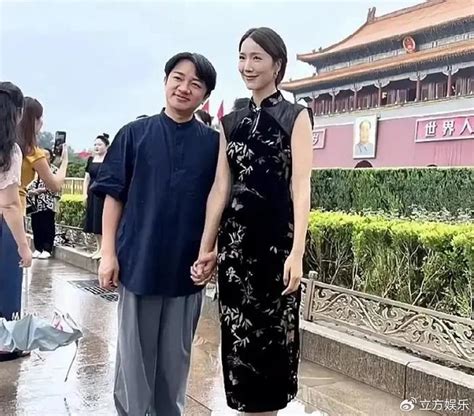 王祖蓝与妻子出行身高差吸睛 手拿国旗笑容灿烂