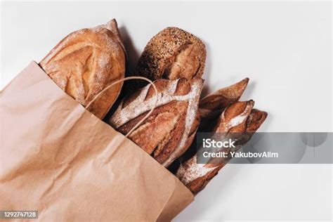 베이커리 빵의 다양한 유형 종이 가방에 빵과 바게트의 신선한 소박한 바삭한 빵 건강한 식생활에 대한 스톡 사진 및 기타 이미지 Istock