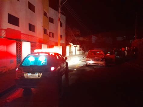 Carro bate contra poste e muro e derruba energia elétrica próximo ao