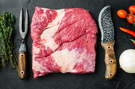 대리석 쇠고기 브리스킷의 원시 조각 바베큐 파스트라미 치료 검은 돌 배경에 흡연을위한 재료와 함께 탑 뷰 플랫 누워 0명에 대한 스톡 사진 및 기타 이미지 Istock