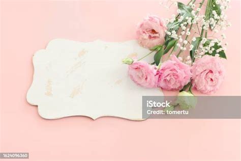 パステル背景に上面図画像ピンクの花の構図と空のボード からっぽのストックフォトや画像を多数ご用意 からっぽ カラー画像 キンポウゲ