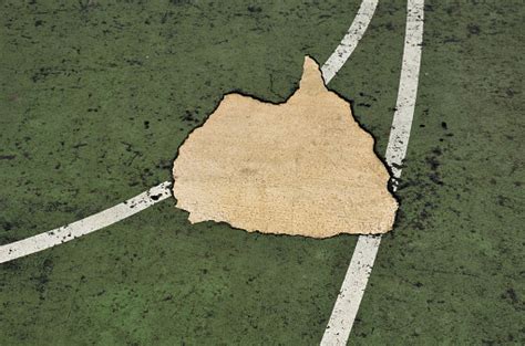 학교에서 볼 게임을위한 다기능 야외 놀이터 라인이있는 플라스틱 카펫에서 녹색 인조 잔디 농구 농구와 축구 목표 높은 그물과 가드레일을 잡는 주변 0명에 대한 스톡 사진 및