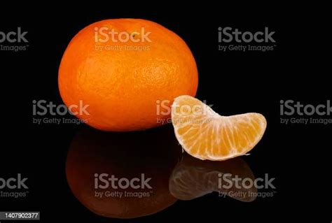 껍질에있는 전체 귤과 Mpndprin의 껍질을 벗긴 조각 반사가있는 검은 색 배경에 0명에 대한 스톡 사진 및 기타 이미지 0명 감귤 과일 Istock