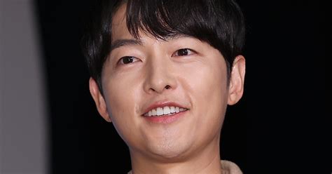 [포토s] 송중기 약지에 빛나는 결혼반지
