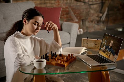 두 사람 아름 다운 여자와 작은 소년 노트북을 사용 하 여 온라인 체스를 재생 18 19세에 대한 스톡 사진 및 기타 이미지 18 19세 2명 가정 생활 Istock