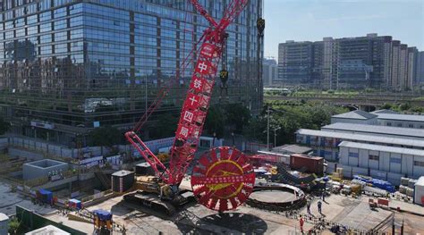 江苏省人民政府 图片新闻 宁芜铁路扩能改造工程南京南隧道盾构段刀盘成功下井