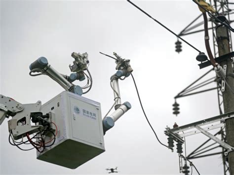 机器人高空带电作业操作人员地面远程控制更安全更精准了 腾讯新闻
