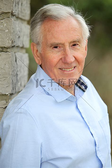 面带微笑的老人画像老年人人物特写高清摄影大图 千库网