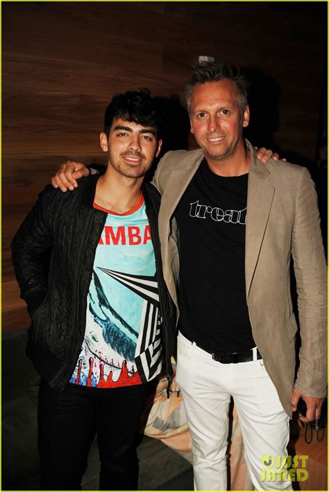 Full Sized Photo Of Joe Jonas Meets Up With Brothers Kevin Nick 16