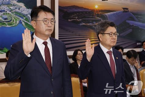 의대 증원 청문회 증인 선서 뉴스1