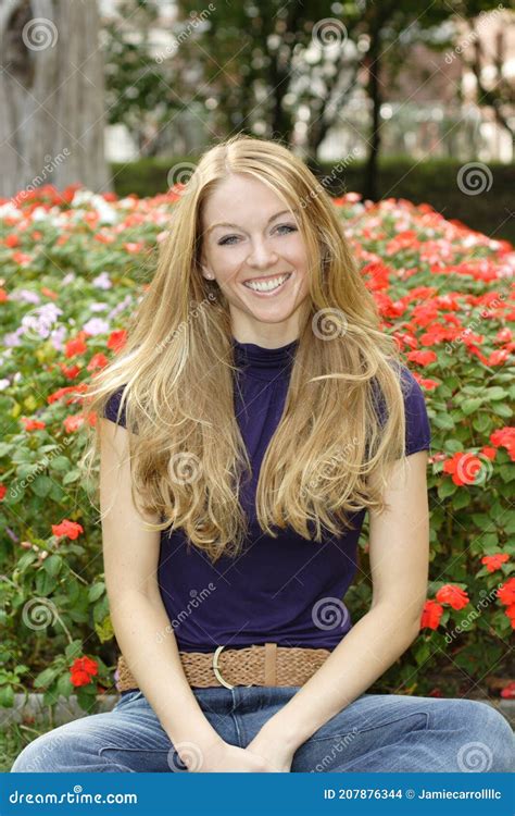 Hermosa Mujer Estudiante Universitaria Con Pelo Largo Foto De Archivo