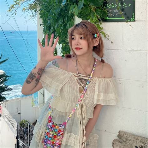 這次感冒去看醫生的時候 醫生突然拿一個像鉗子的東西 要戳鼻子 說要噴藥 我就很緊張跟醫生說 醫生我鼻子是假的 要輕輕的喔 醫生很淡定的回我 我