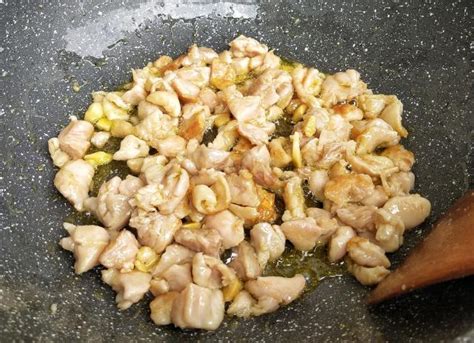 鸡肉不要再直接下锅炒，难怪不好吃，多加步肉质鲜嫩久炒不柴东方养生频道东方养生