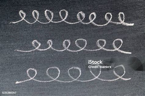 검은 색 보드 배경에 곡선 또는 물결 모양의 집합에 흰색 색상 분필 손으로 그리기 0명에 대한 스톡 사진 및 기타 이미지 0