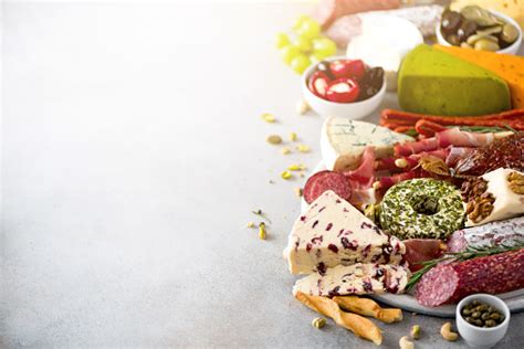 살라미 차가운 훈제 고기 Prosciutto 햄 회색 배경에 치즈와 보드를 절단 치즈와 고기 전채 전통적인 이탈리안 안티 파스 개체 그룹에 대한 스톡 사진 및 기타 이미지