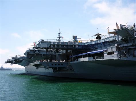 USS Midway El Portaaviones USS Midway Atracado En El Pu Flickr