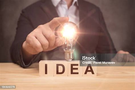 조명 전구 아이디어 혁신과 영감 개념을 들고 사업가의 손 Idea 텍스트가있는 나무 큐브 사람의 손 터치 전구와 새로운 아이디어와 전구 개념 개념에 대한 스톡 사진 및 기타
