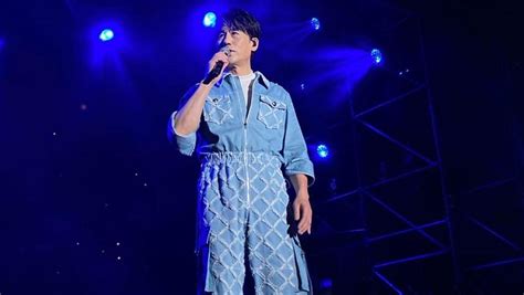 不藏了羅時豐單膝下跪激吻經紀人老婆 她結婚28年罕露面 娛樂星聞
