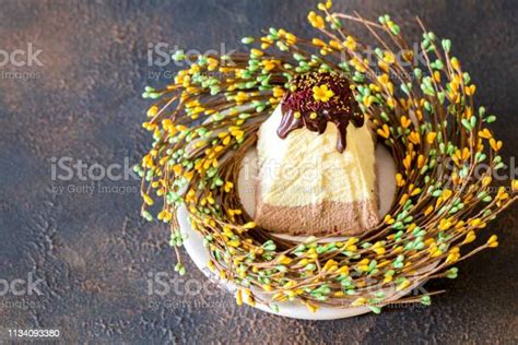파스 카와 Kulich 러시아 전통 정통 부활절 쿼크 디저트를 부활절 배경 부활절 음식 배경입니다 축제 테이블에 설탕에 절인
