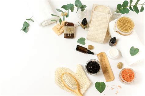 스파 배경입니다 목욕 제품 제로 폐기물 바다 소금 수건 병에 아로마 오일 자연 비누 흰색 배경에 커피와 바디 스크럽 아름다움