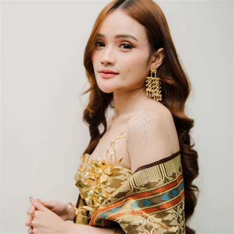 9 Ide Hair Do Ala Fanny Soegi Simple Namun Memancarkan Aura