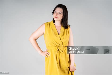 캐주얼 의류의 플러스 사이즈 모델 회색 배경에 뚱뚱한 여성 과체중 여성 신체 드레스에 대한 스톡 사진 및 기타 이미지 드레스 플러스 사이즈 모델 여자 Istock