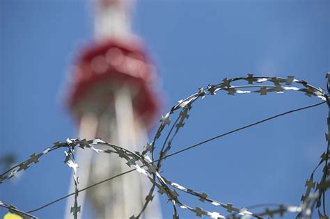 통신 타워 구름 푸른 하늘과 태양 광선 라디오 전자 레인지 텔레비전 안테나 시스템의 포함 됩니다 안테나 타워 낮은 각도
