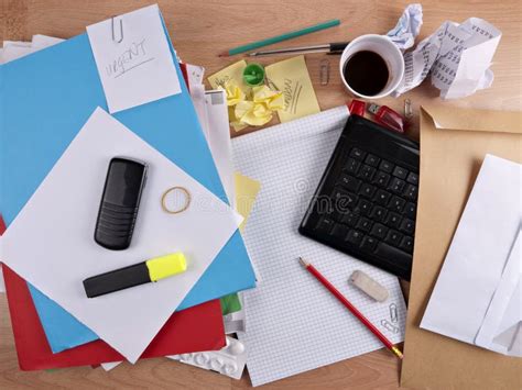 Scrittorio Disordinato E Sudicio Lavoro Eccessivo Immagine Stock